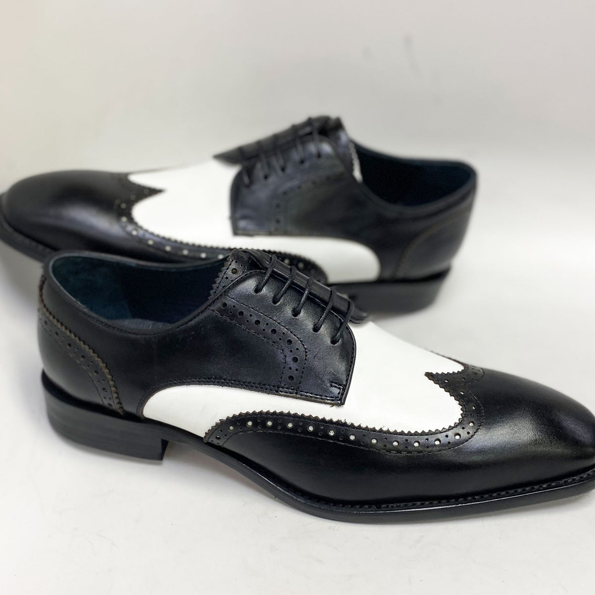 Burnished Leather Lace-Up Shoe Black/White – C&E Fashions