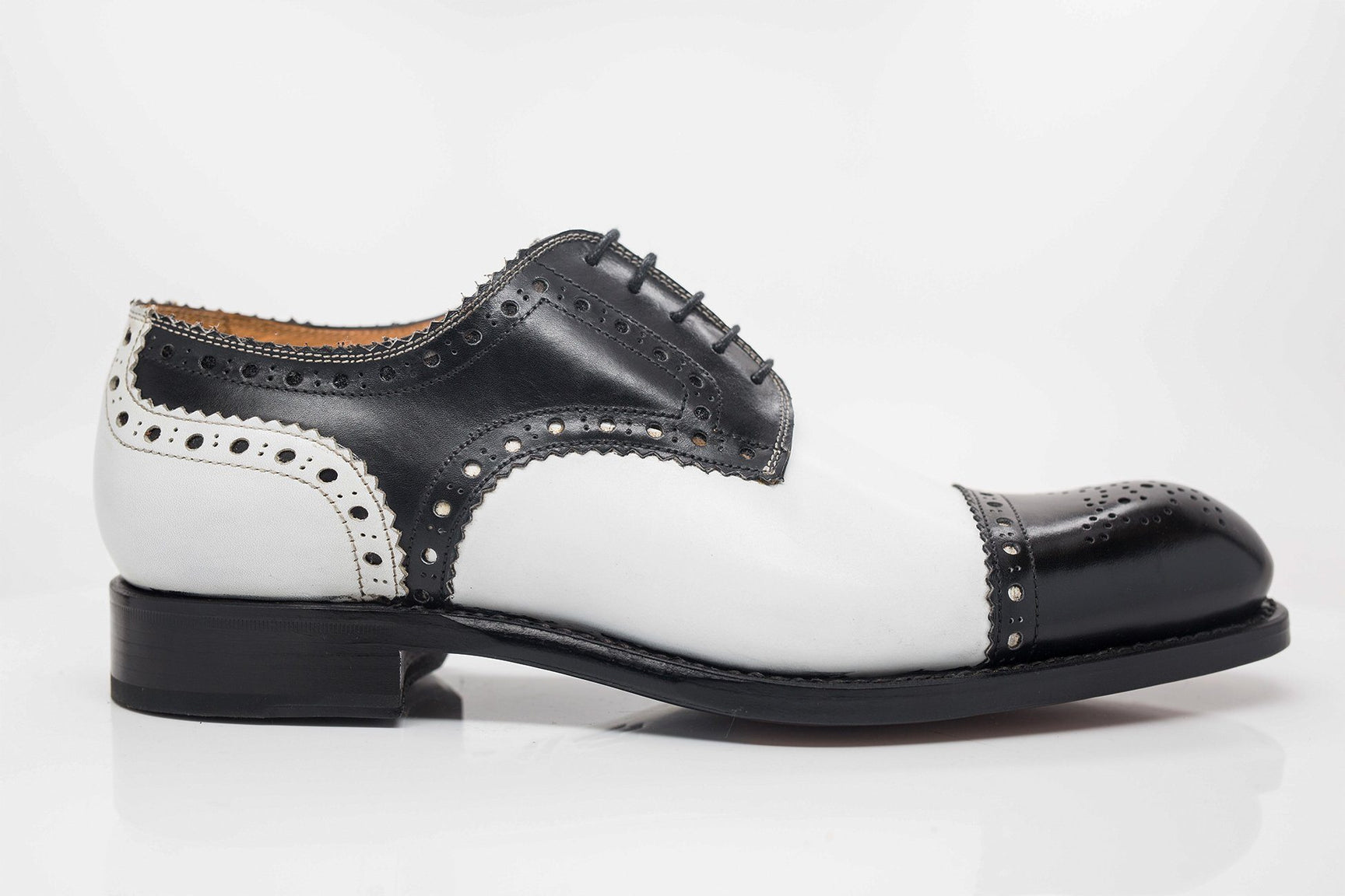 Burnished Calfskin Lace-Up Spectator Oxford Black/White – C&E Fashions