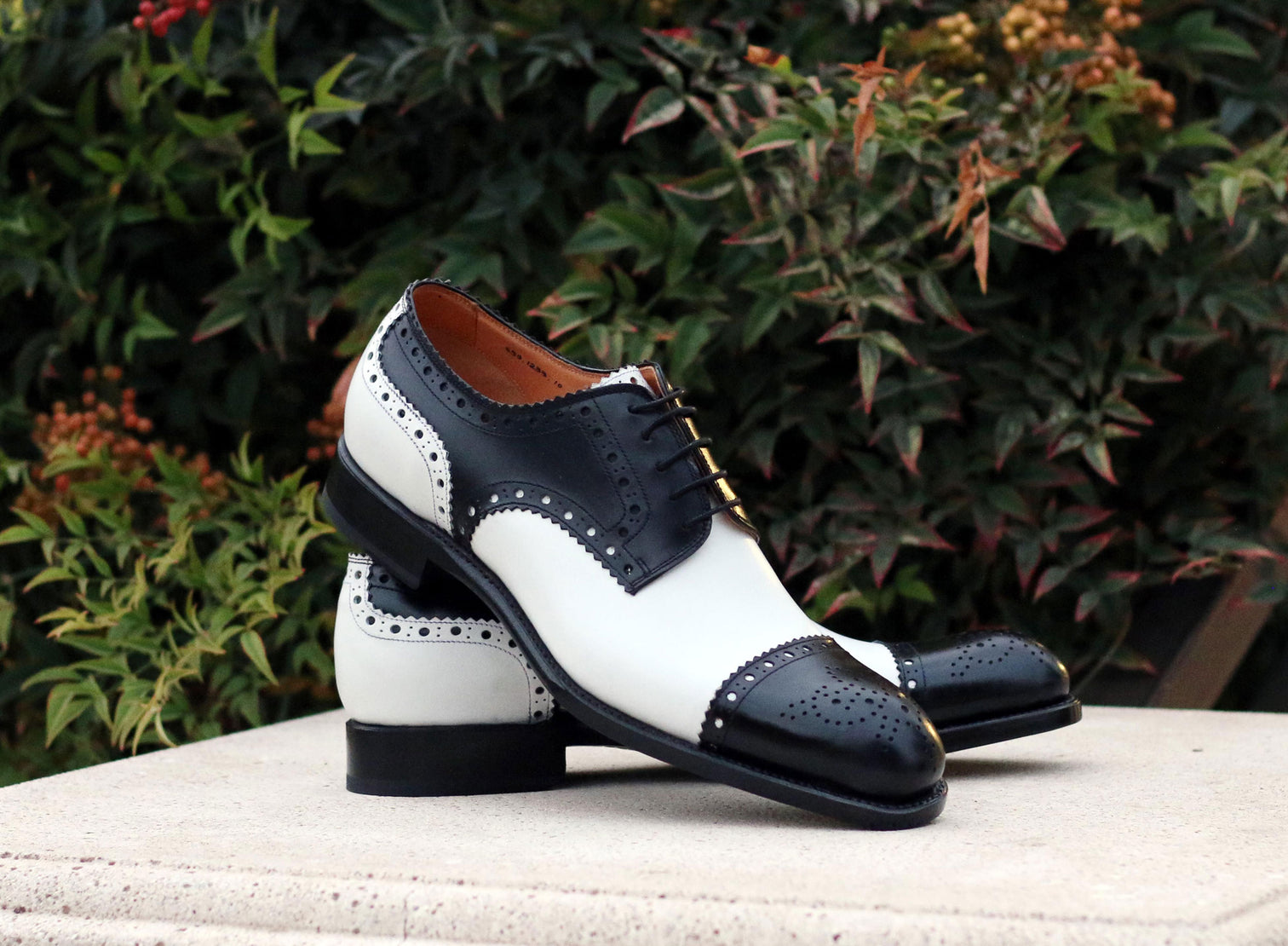 Burnished Calfskin Lace-Up Spectator Oxford Black/White – C&E Fashions